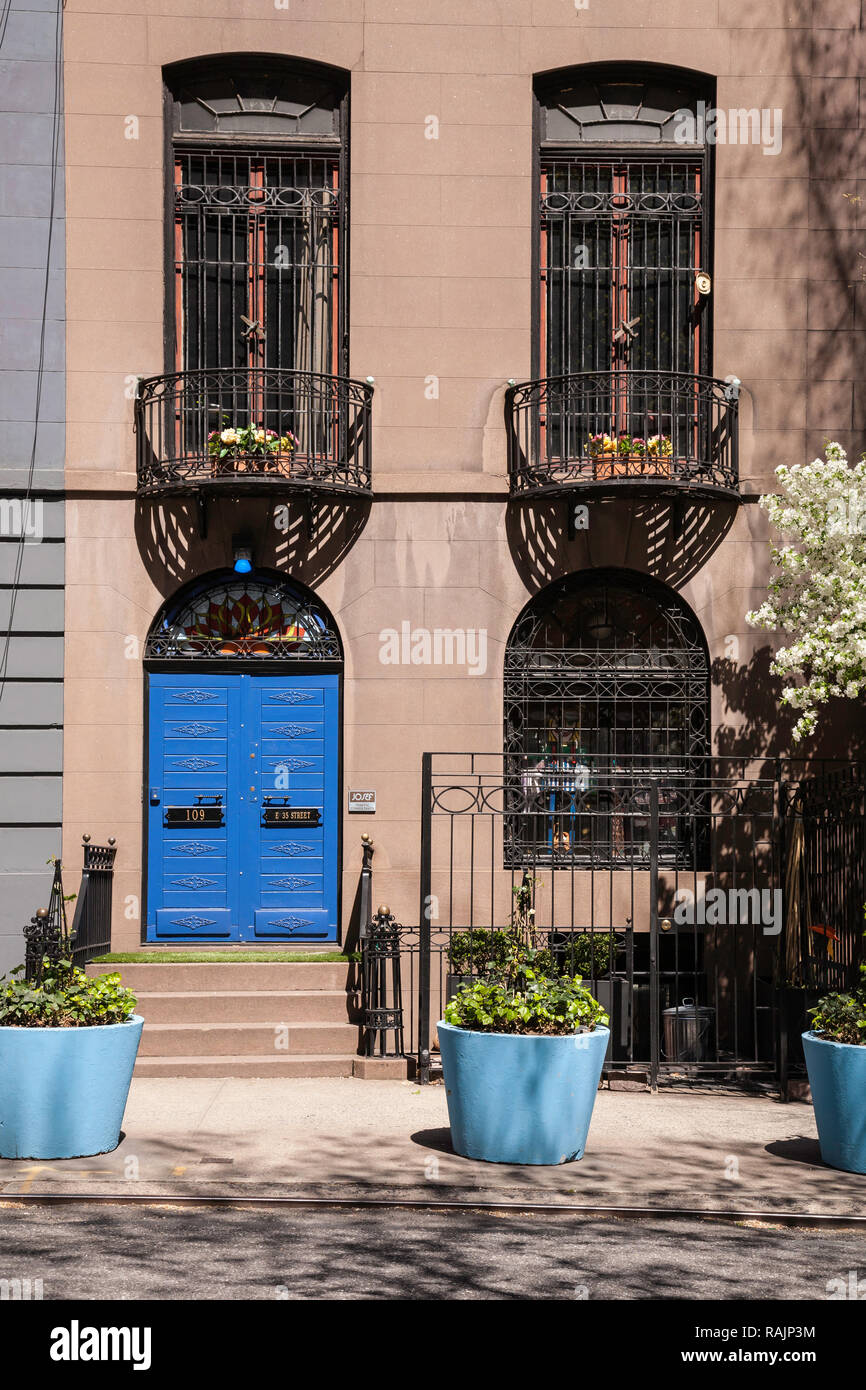 Brownstone front door hi-res stock photography and images - Alamy