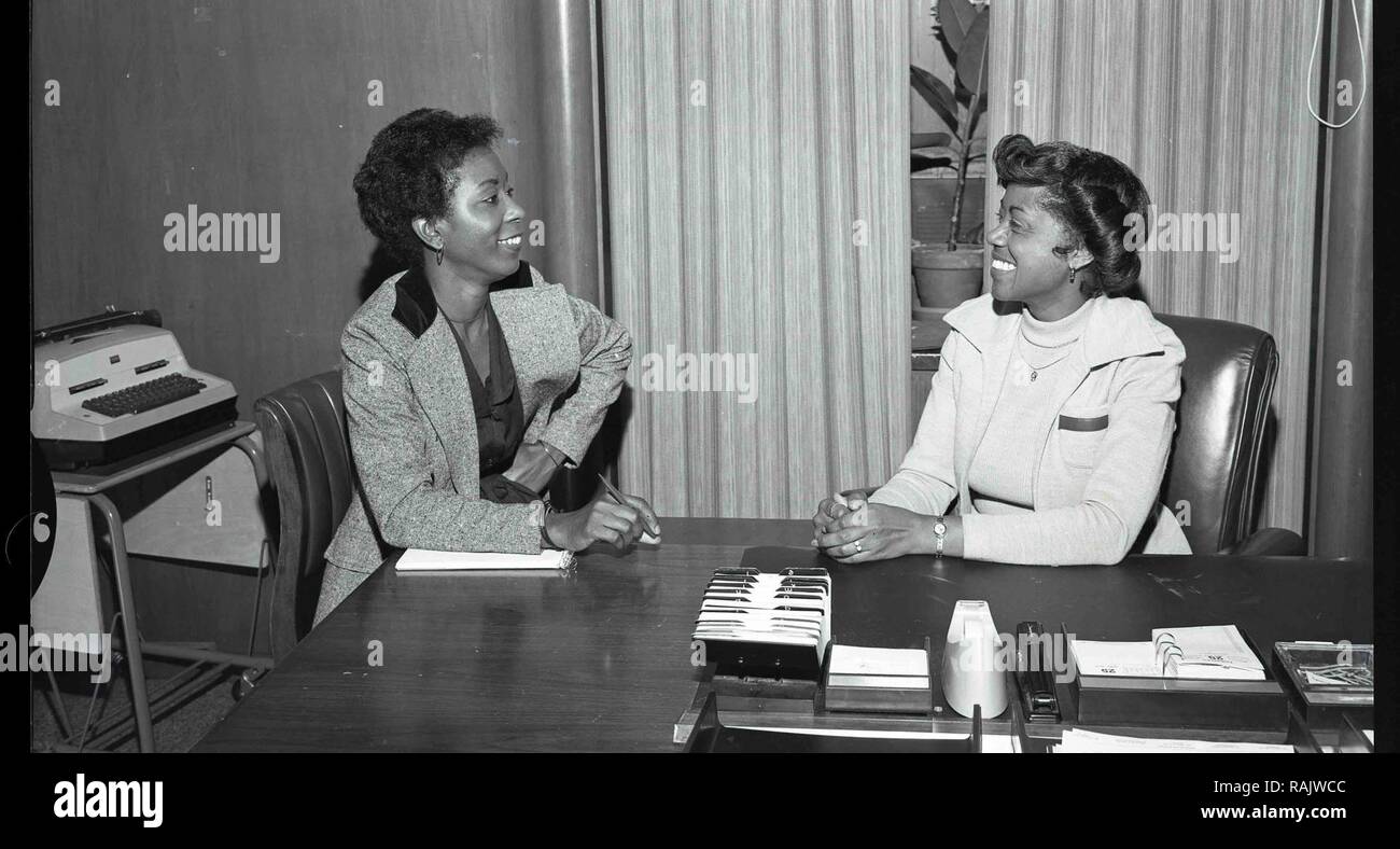TWO WOMEN ARE HAVING A CONVERSATION AT THE TABLE Stock Photo - Alamy