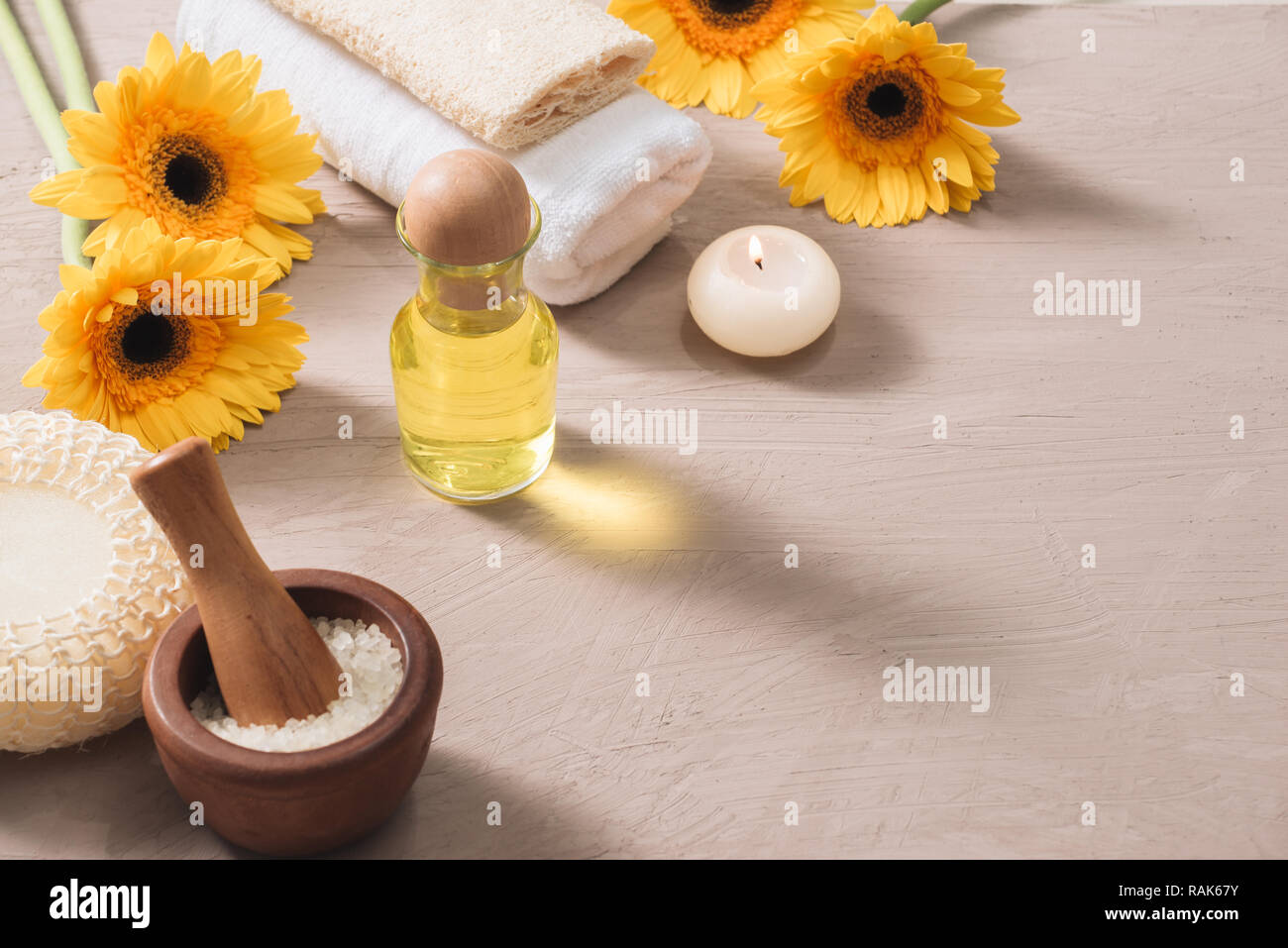 Daisy essence hi-res stock photography and images - Alamy