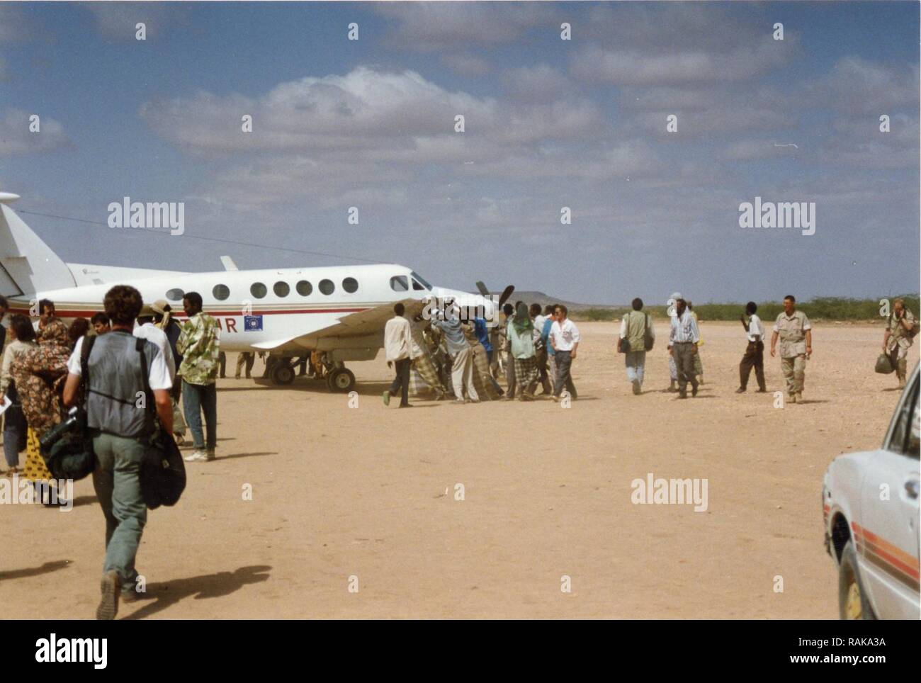 MEN AND WOMEN PREPARING PLANE TO TAKE OFF Stock Photo - Alamy