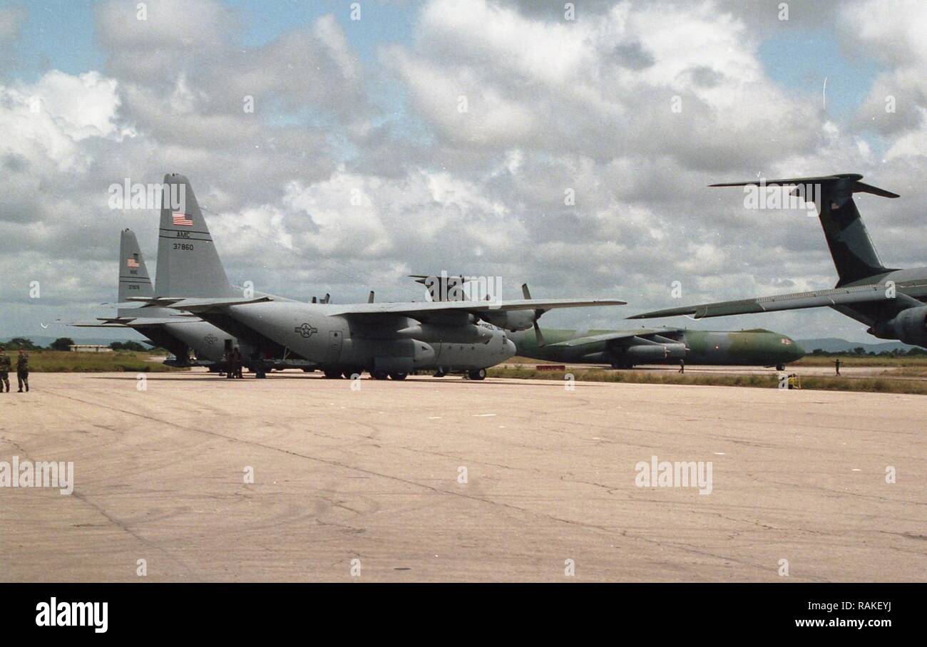 PLANES ON LANDING STRIP Stock Photo - Alamy