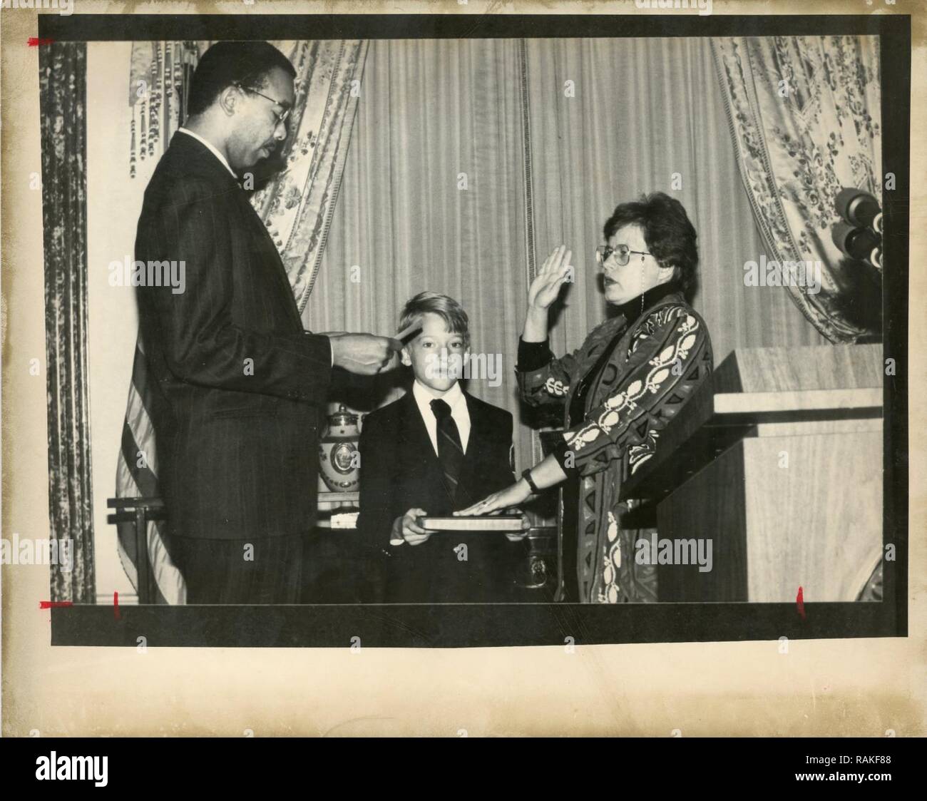 WOMAN BEING SWORN IN Stock Photo - Alamy