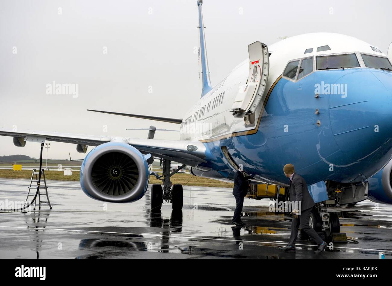 Staff Sgt. Jesse Sosa, 89th Maintenance Group flying crew chief ...