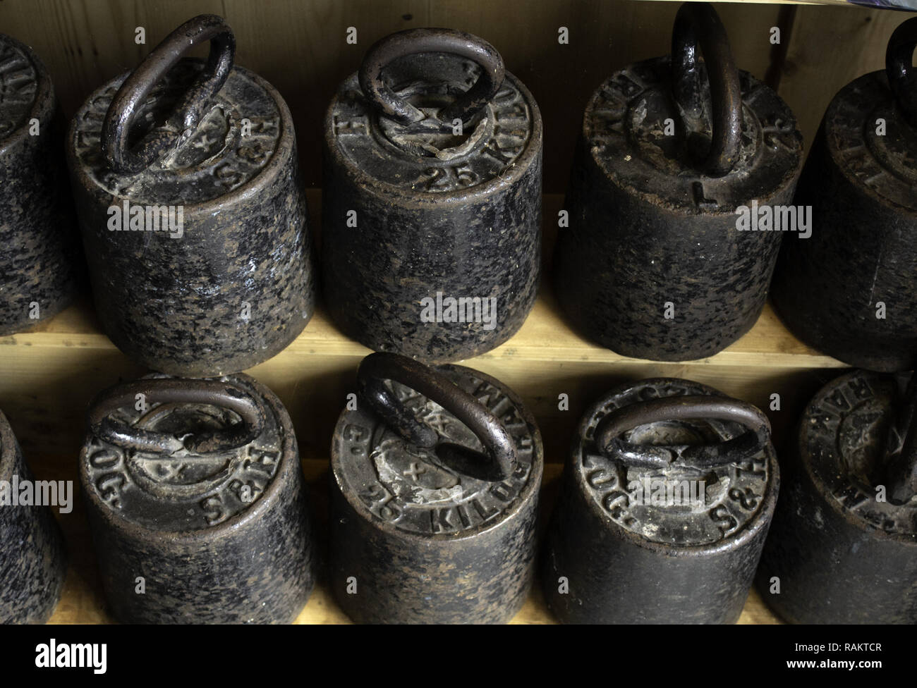 Weights of different metal sizes, objects and measurements Stock Photo ...