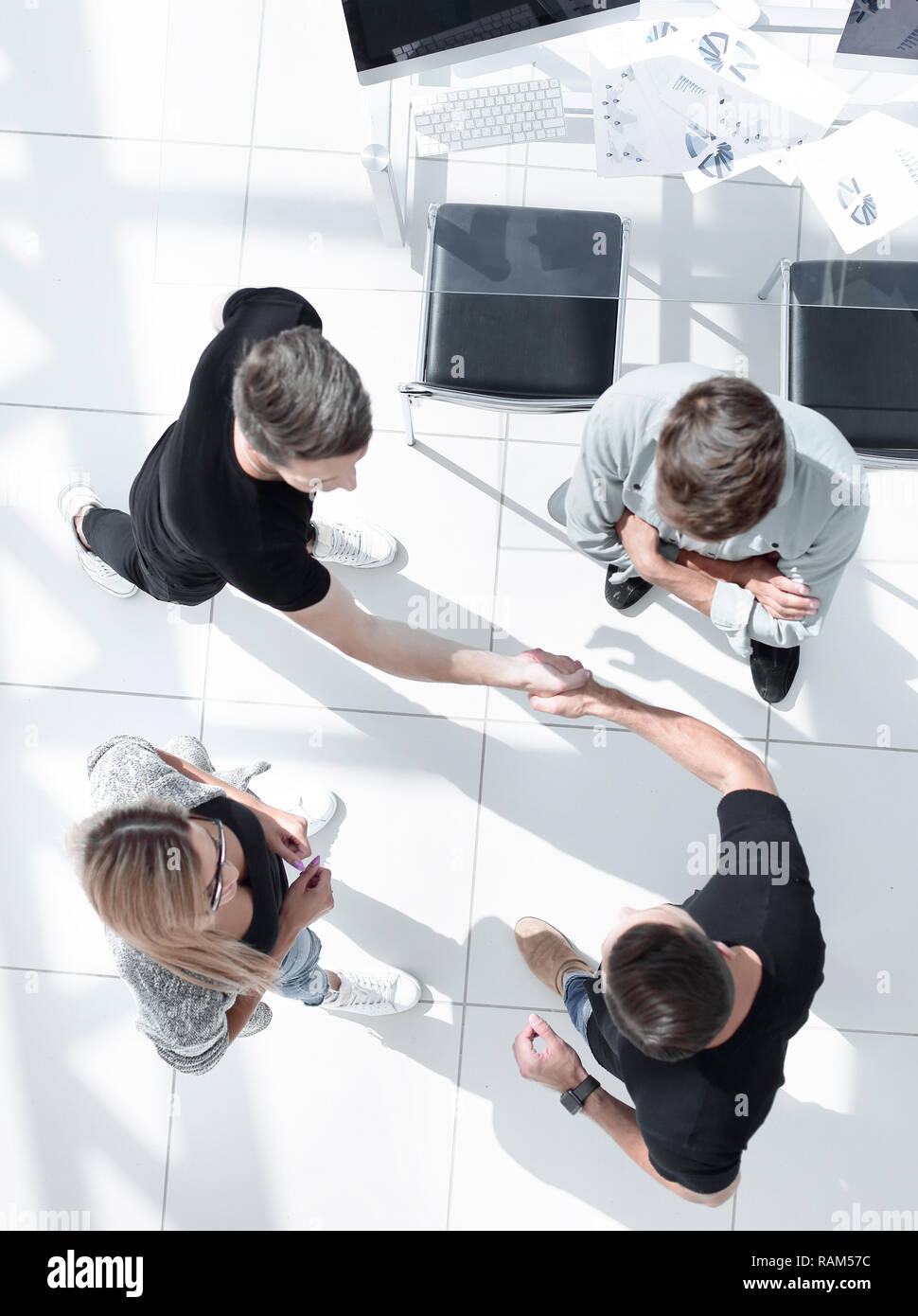 Above view four businesspeople hi-res stock photography and images - Alamy