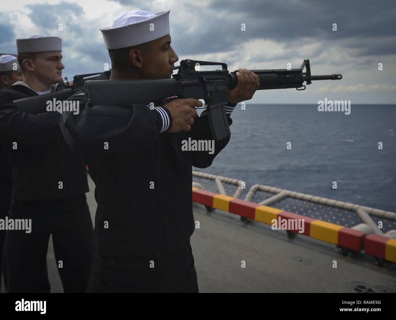 Usmc fire a 21 gun salute hi-res stock photography and images - Alamy