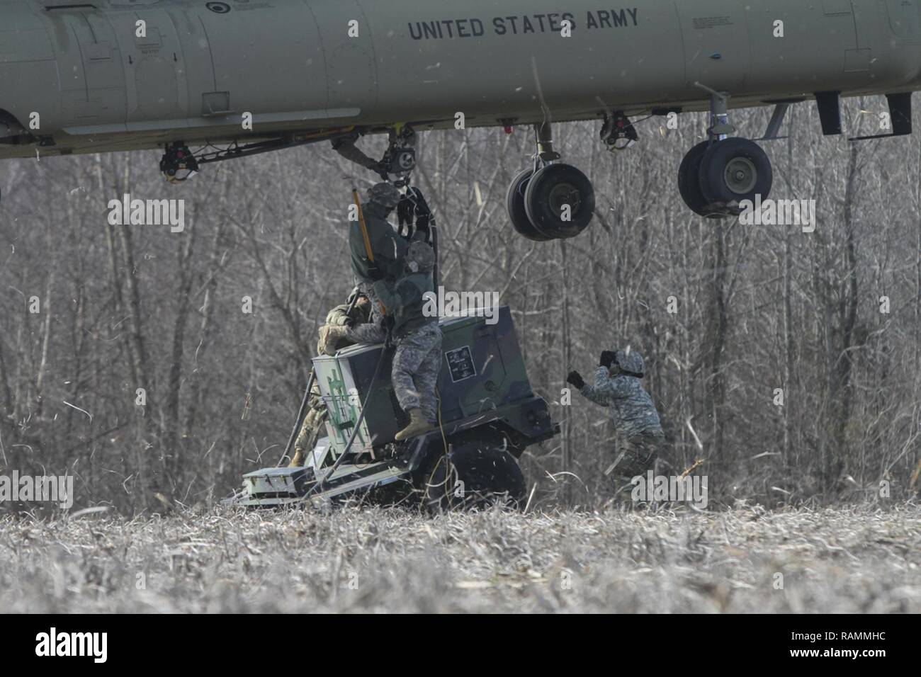 Soldiers from 58th Signal Company, 101st Special Troops Battalion ...