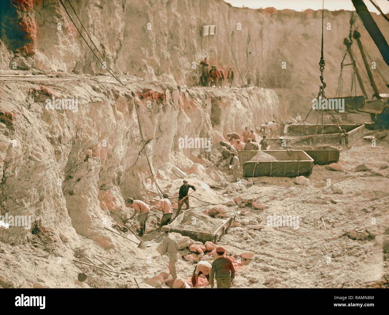 Construction of the Haifa harbour. The Athlit quarries. Loading ...