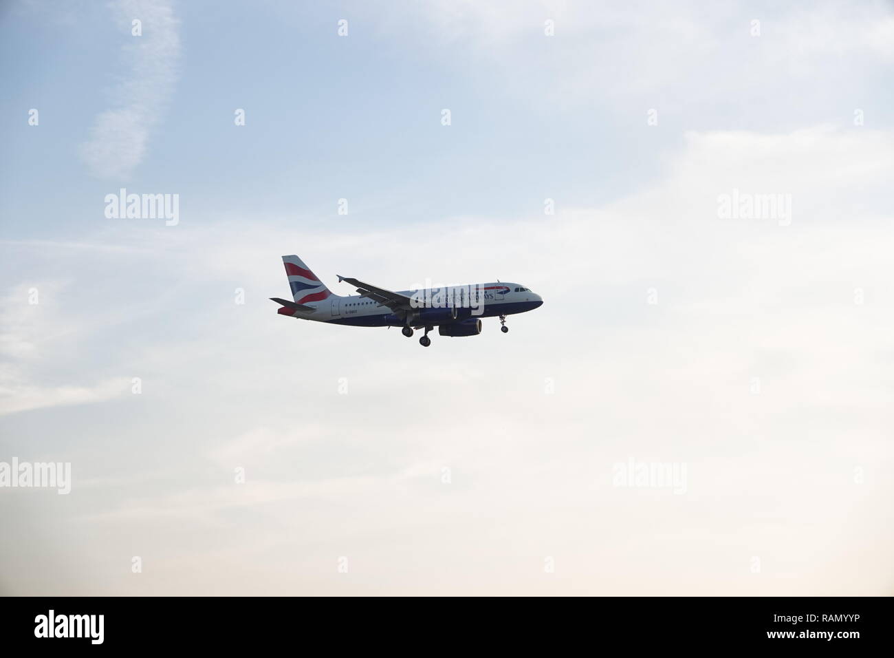 Plane landing gatwick ba hi-res stock photography and images - Alamy