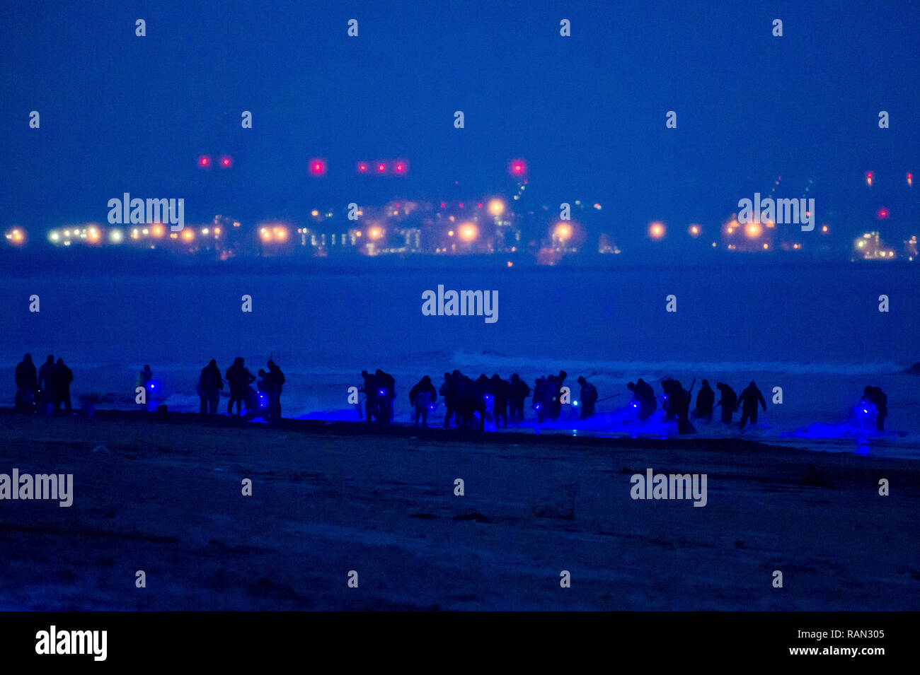 Gdansk, Poland. 4th January, 2019. People looking for Baltic amber on the beach after the storm ...