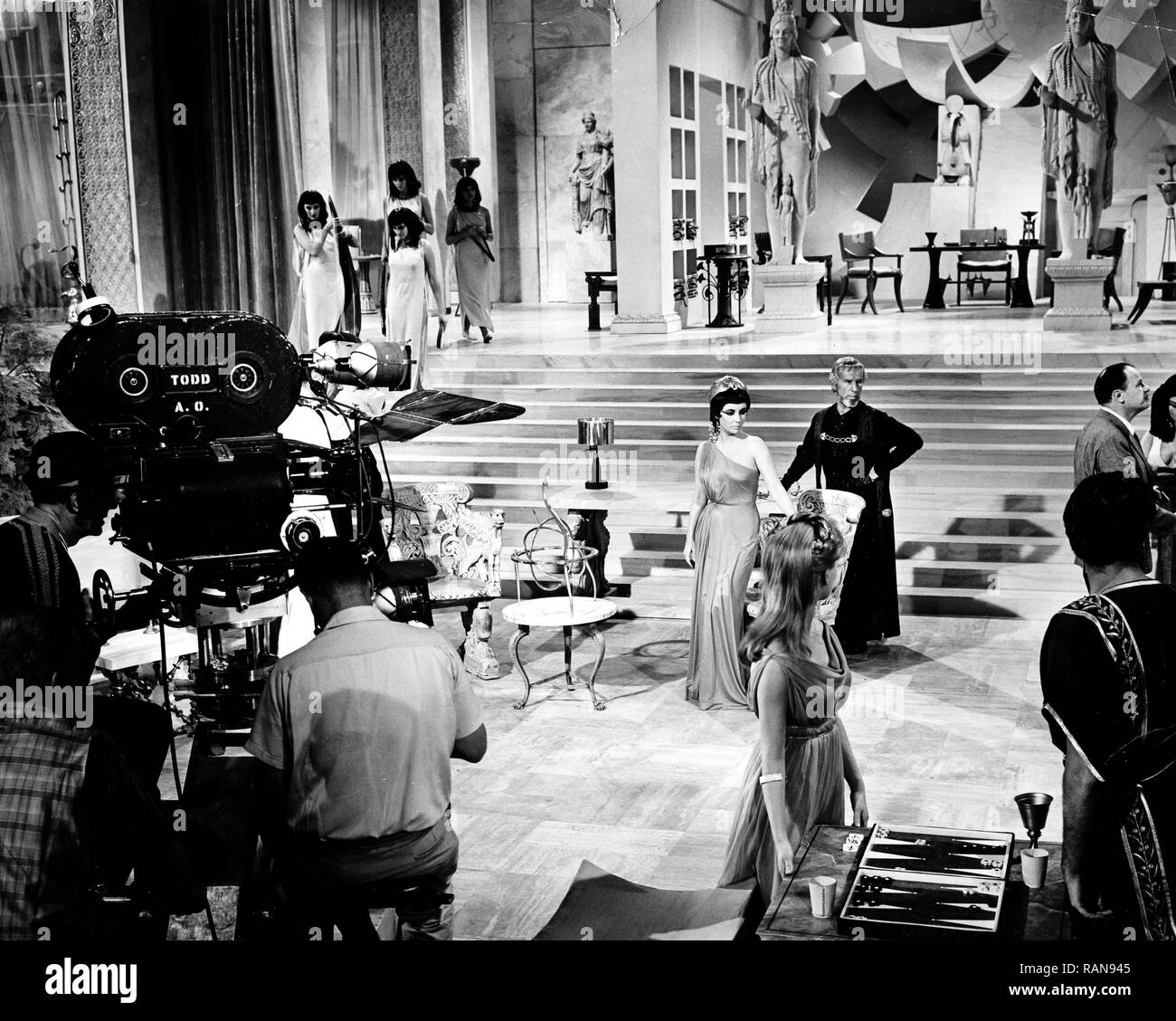 1963 cleopatra elizabeth taylor hi-res stock photography and images - Alamy
