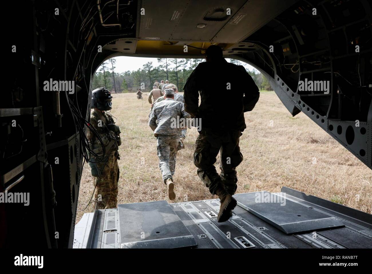 U.S. Soldiers, assigned to 192nd Ordnance Battalion (EOD), 52nd ...