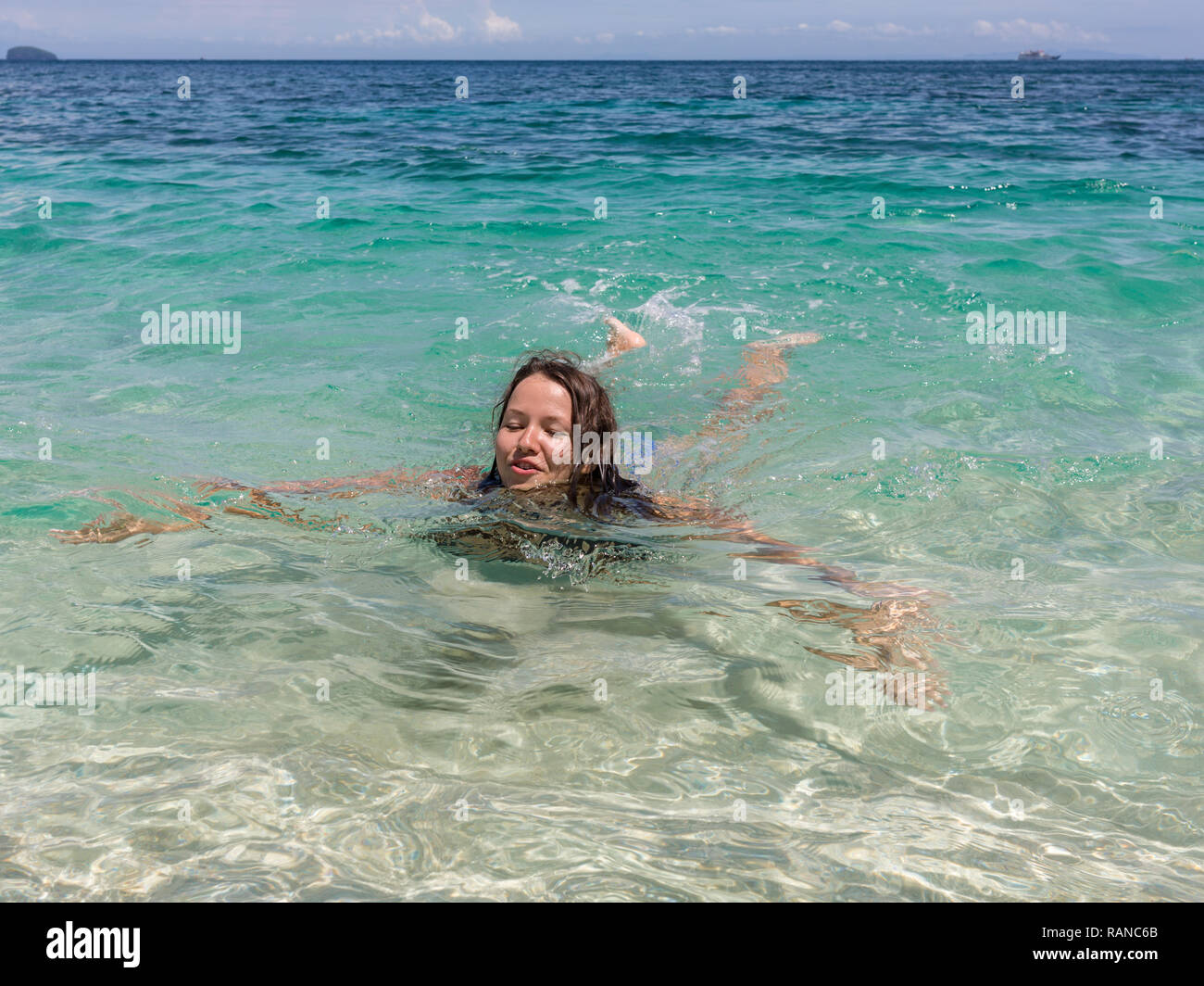 Happy people ocean sea hi-res stock photography and images - Alamy