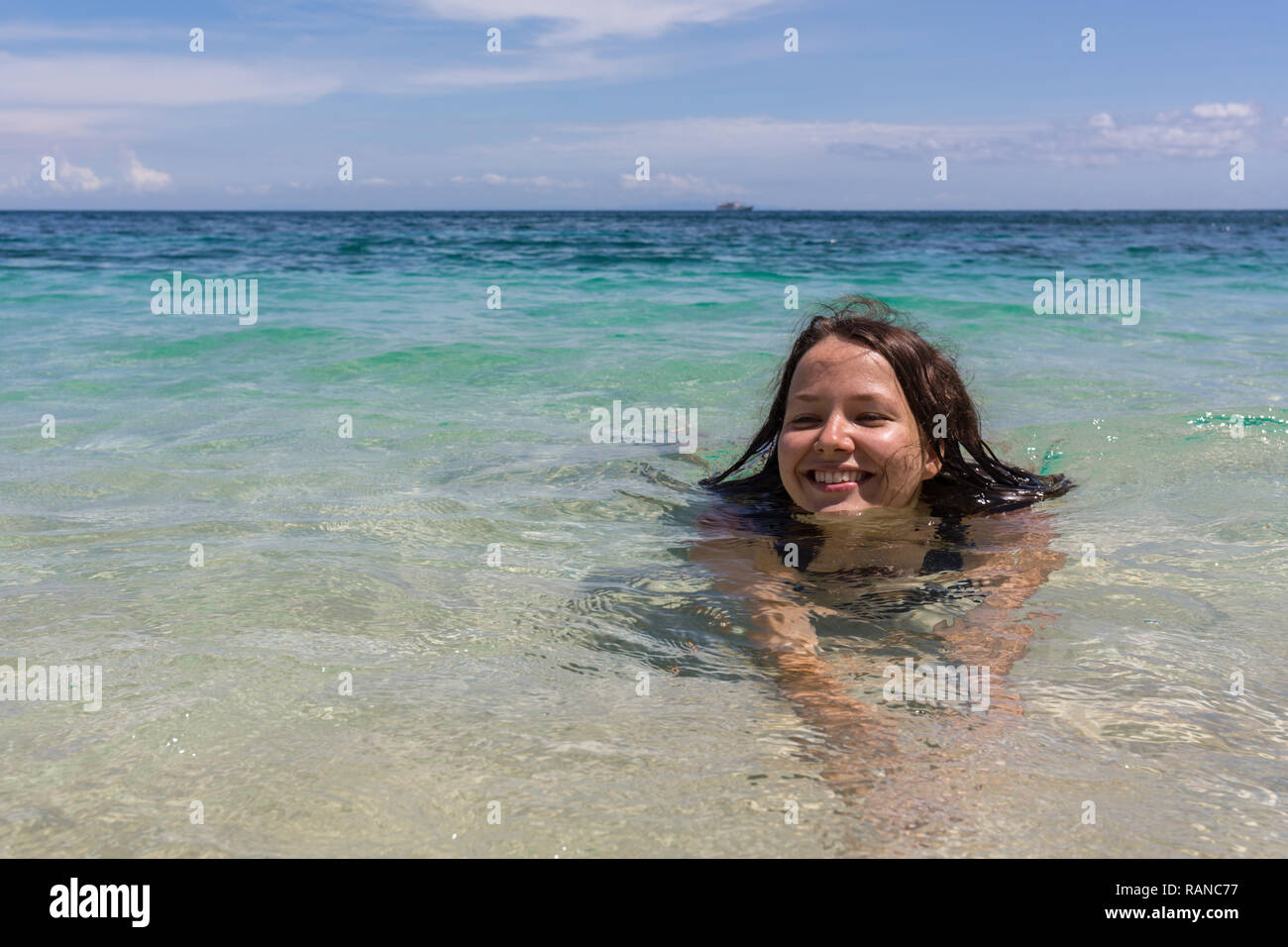Happy people ocean sea hi-res stock photography and images - Alamy