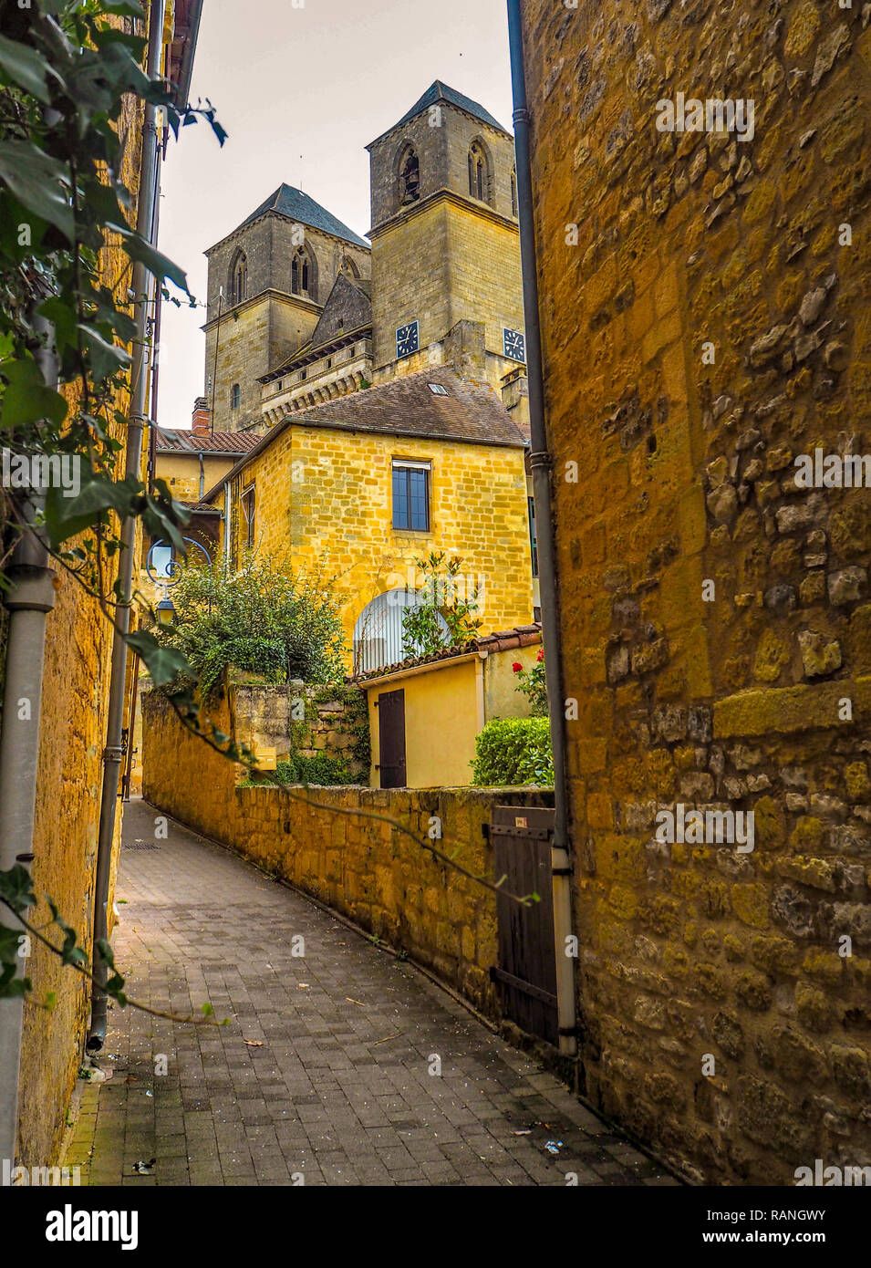 Alley in medieval french village hi-res stock photography and images ...