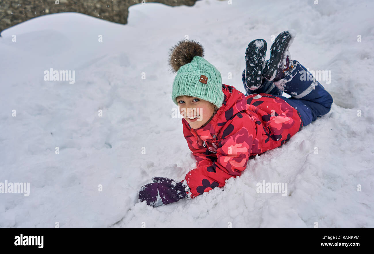 Snowfall children playing hi-res stock photography and images - Alamy