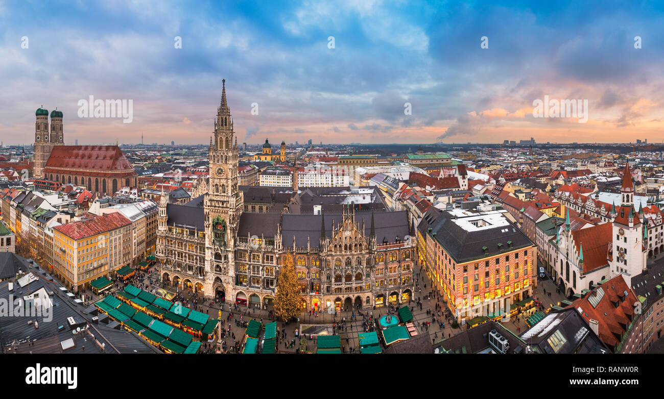 Christmas market at the munich marienplatz with the town hall hi-res ...