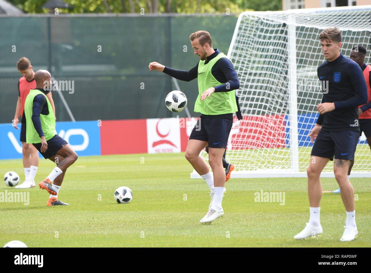 England football training harry kane hi-res stock photography and ...
