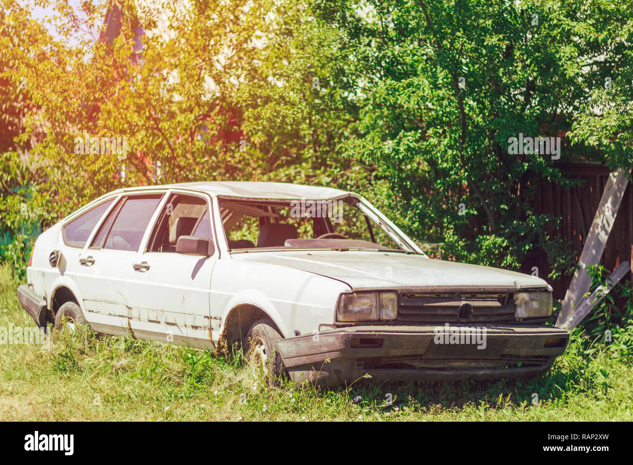 Broken car in front of house hi-res stock photography and images - Alamy