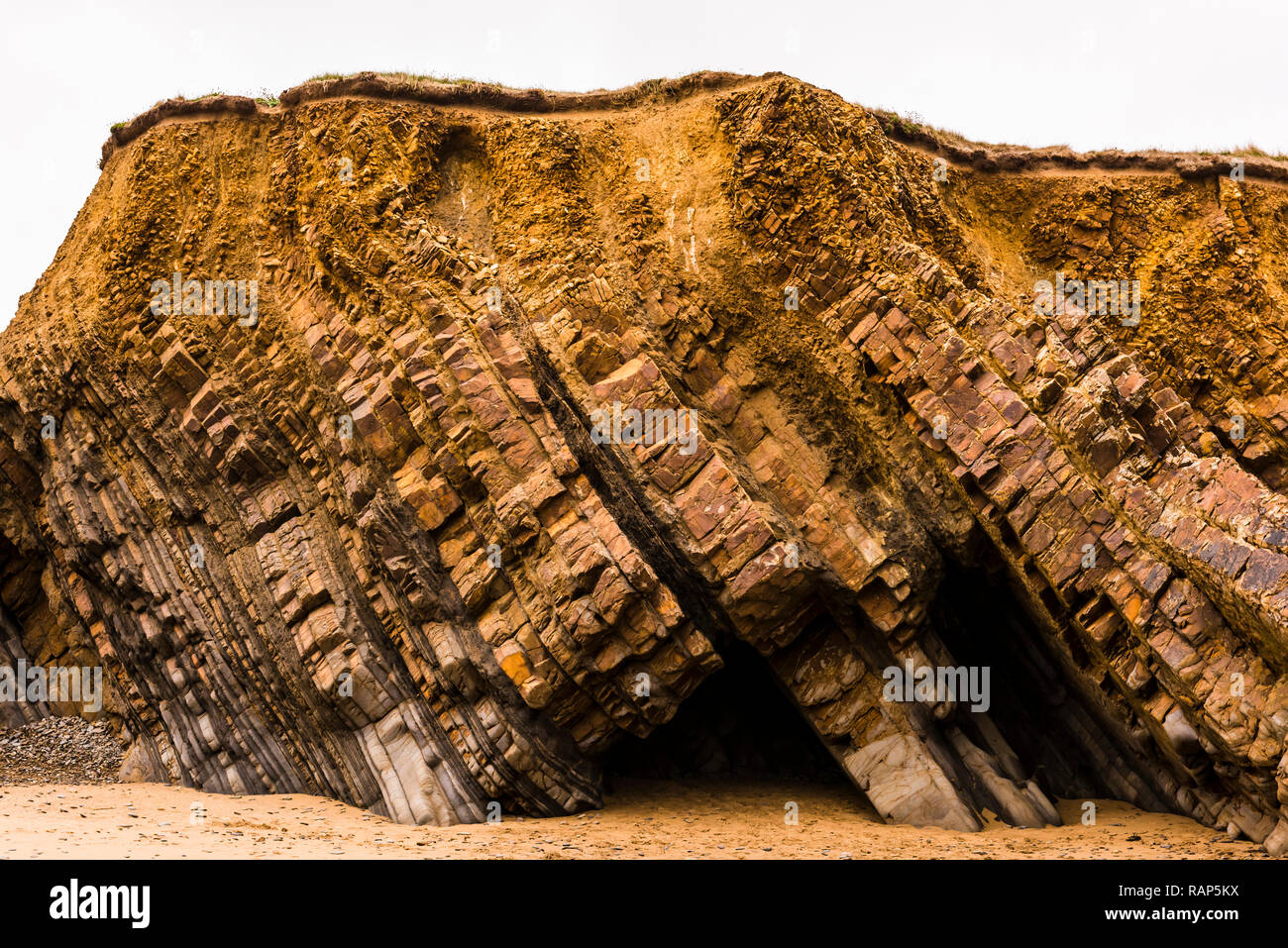 Sloping rock strata on the cliffs at Widemouth Bay, Cornwall, UK Stock ...