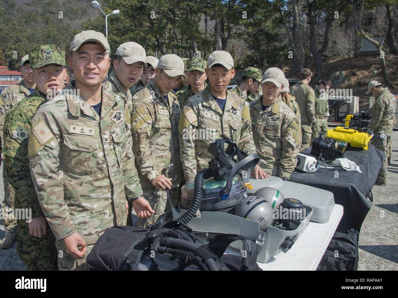 Members of the Republic of Korea (ROK) Navy Underwater Dive Team ...