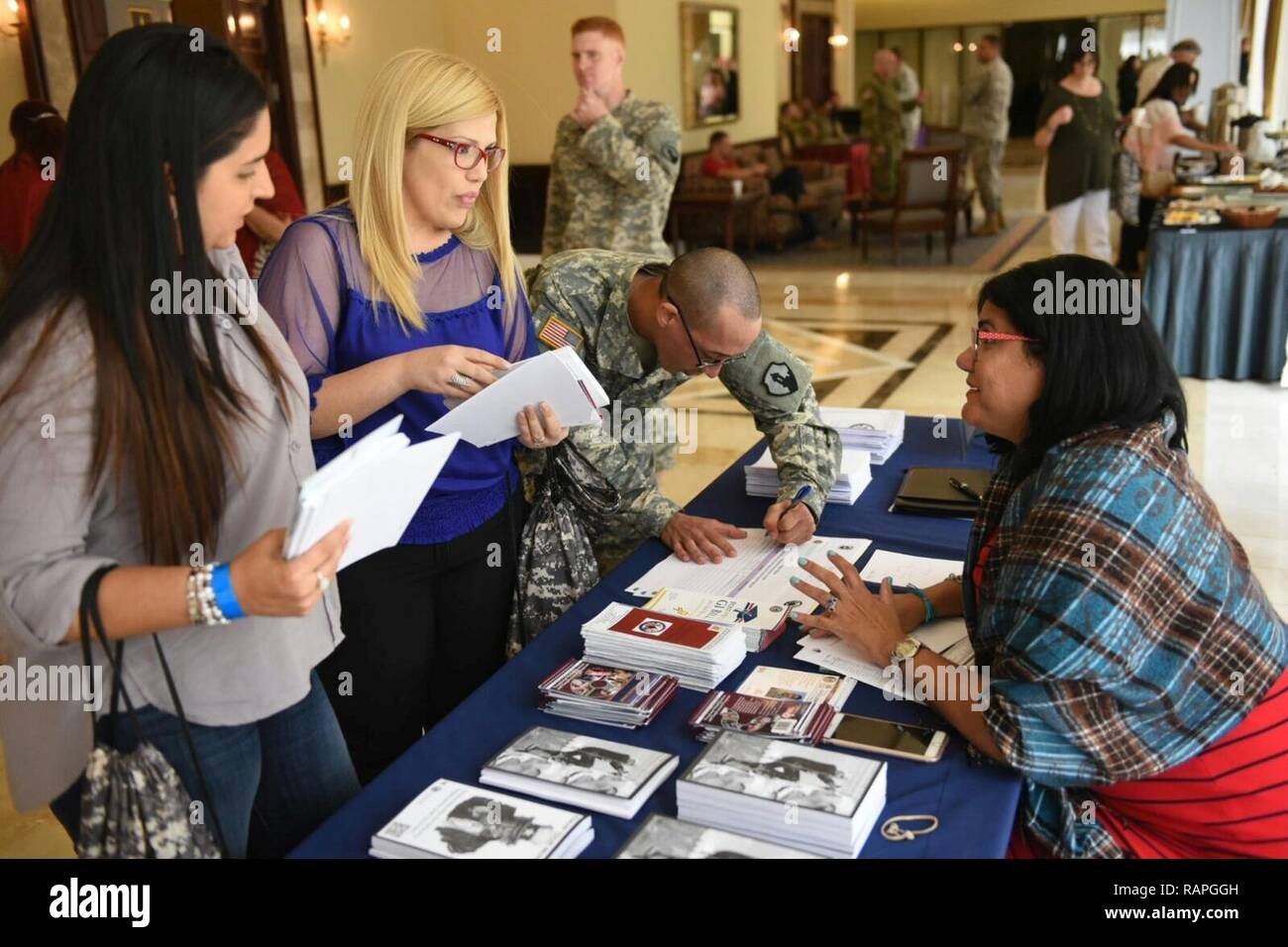 U.S. Army Reserve Soldiers from the 301st Military Police Company ...