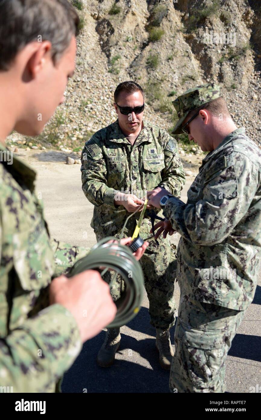 Sailors assigned to Mobile Dive and Salvage Company 11-7 participate in ...