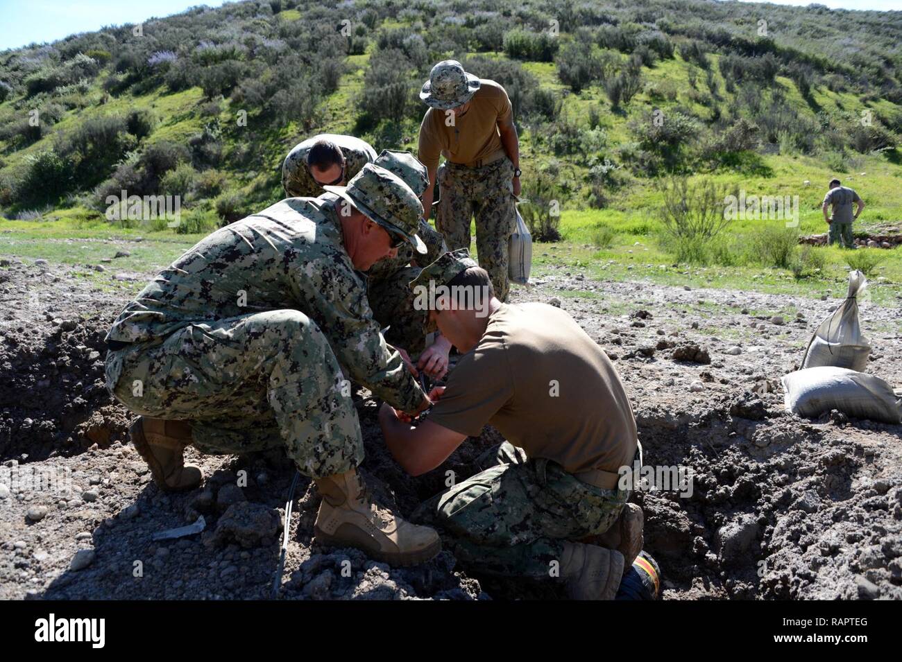 Sailors assigned to Mobile Dive and Salvage Company 11-7 participate in ...