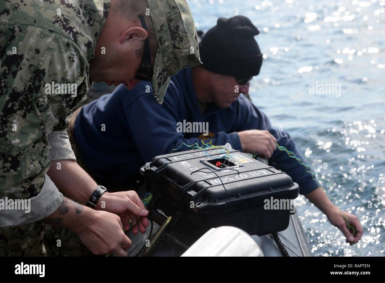 Sailors assigned to Mobile Dive and Salvage Company 11-7 participate in ...