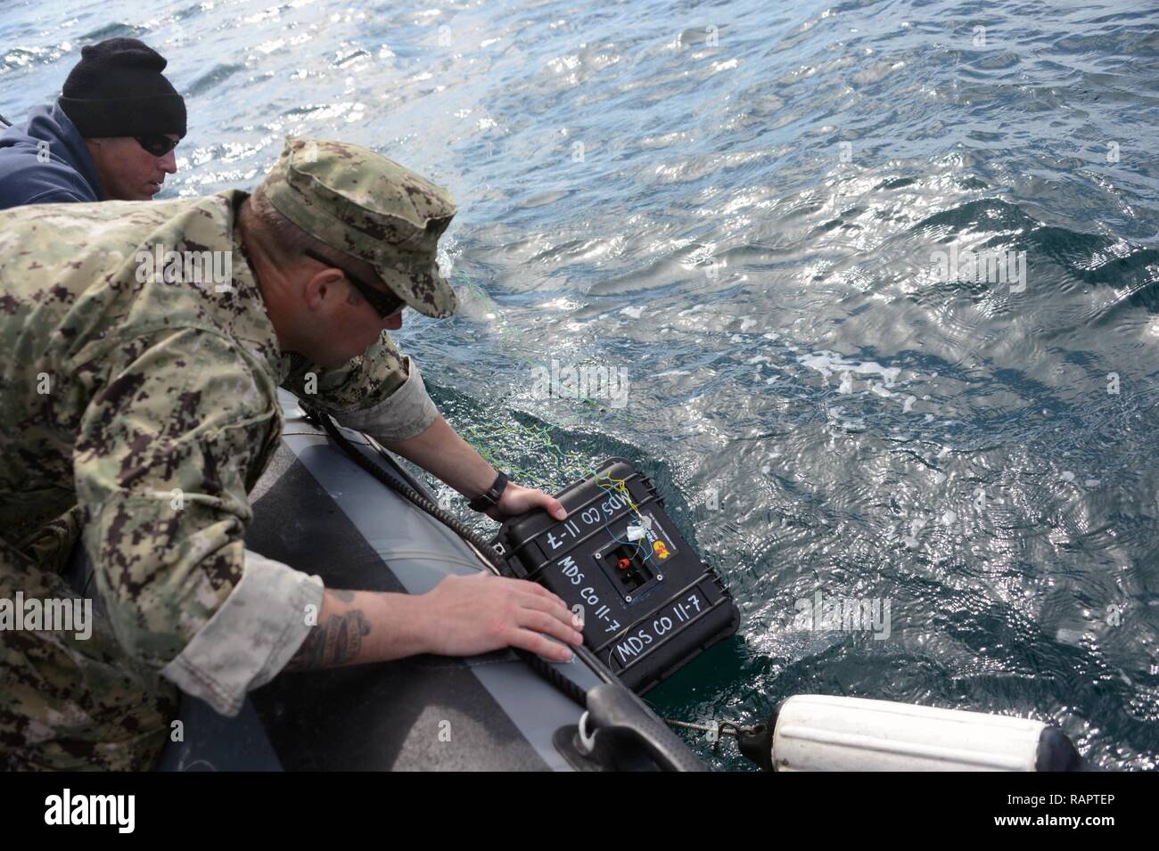 Sailors assigned to Mobile Dive and Salvage Company 11-7 participate in ...