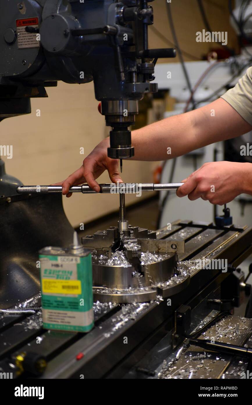 Cutting screw threads hi-res stock photography and images - Alamy