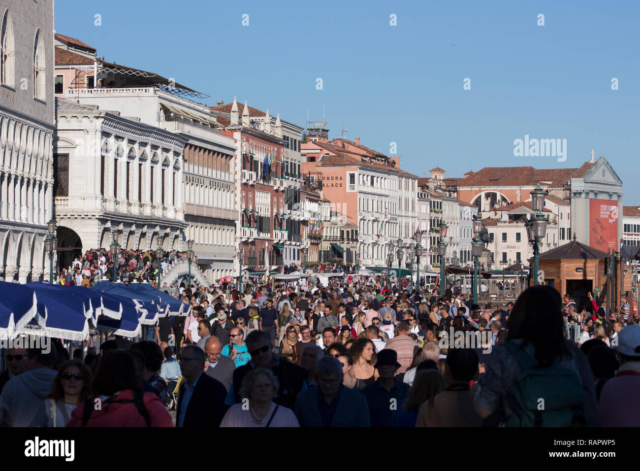 Venice crowded bridge hi-res stock photography and images - Alamy