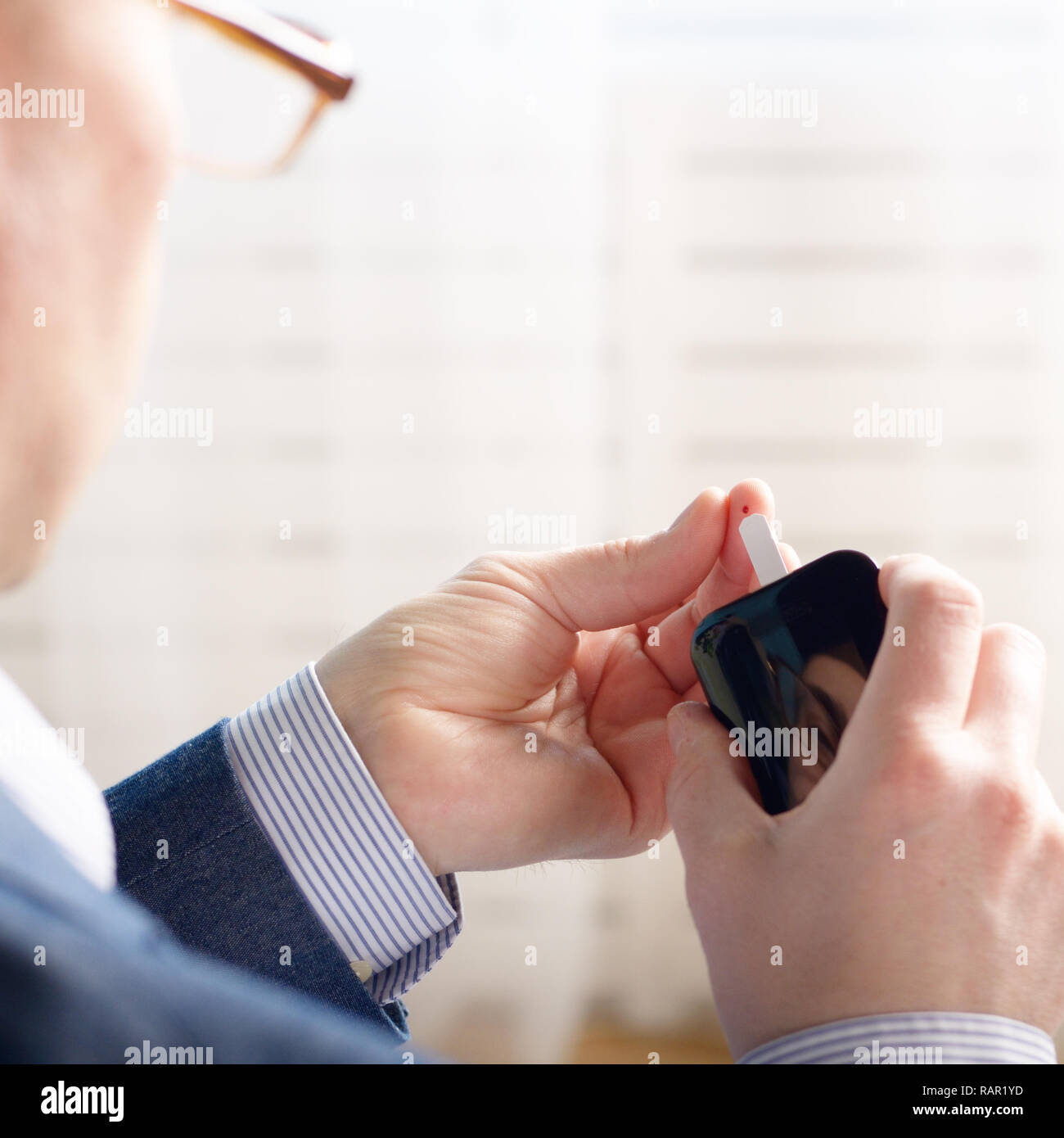 Hand measurement hi-res stock photography and images - Alamy