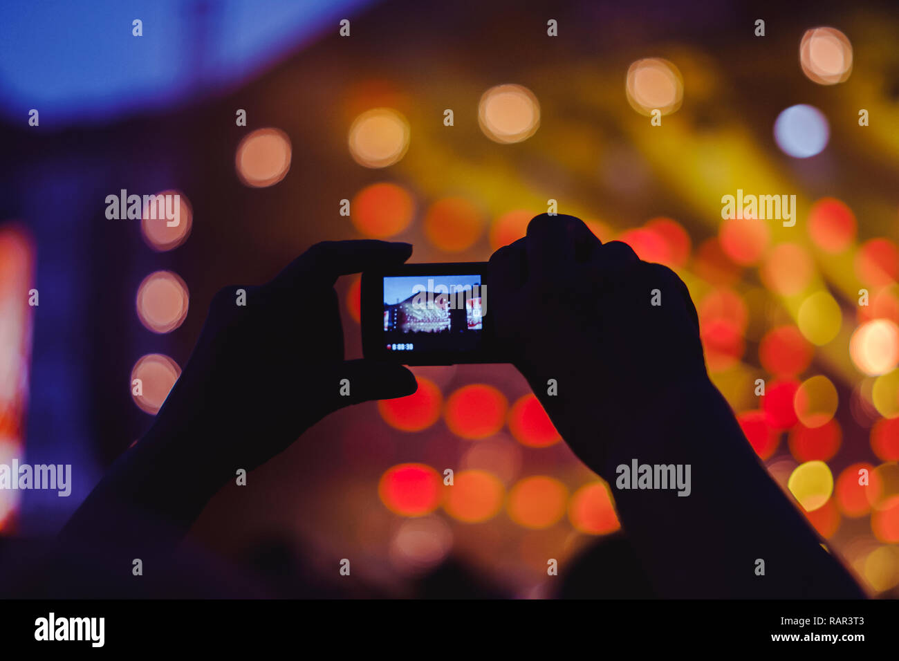 people shoot on the phone rock concert Stock Photo - Alamy