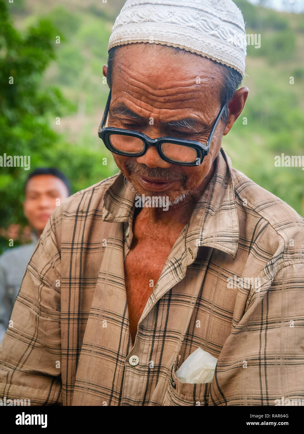 Portrait of an indonesian old man hi-res stock photography and images ...