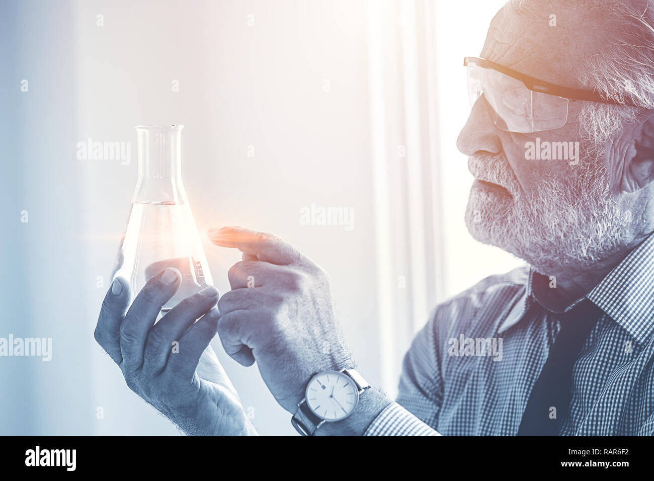 Scientist chemist hi-res stock photography and images - Alamy