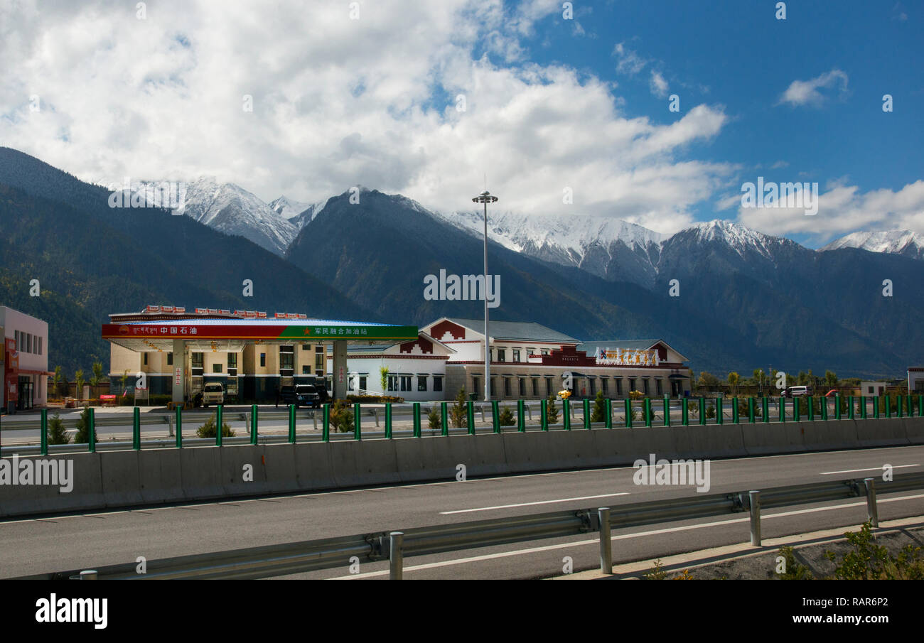 Roadside petrol station hi-res stock photography and images - Alamy