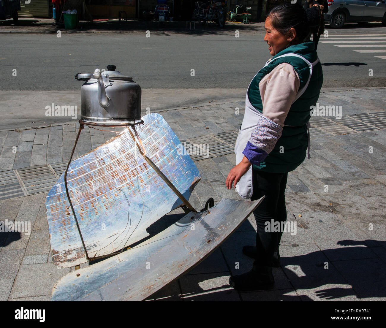 Solar reflectors hi-res stock photography and images - Alamy