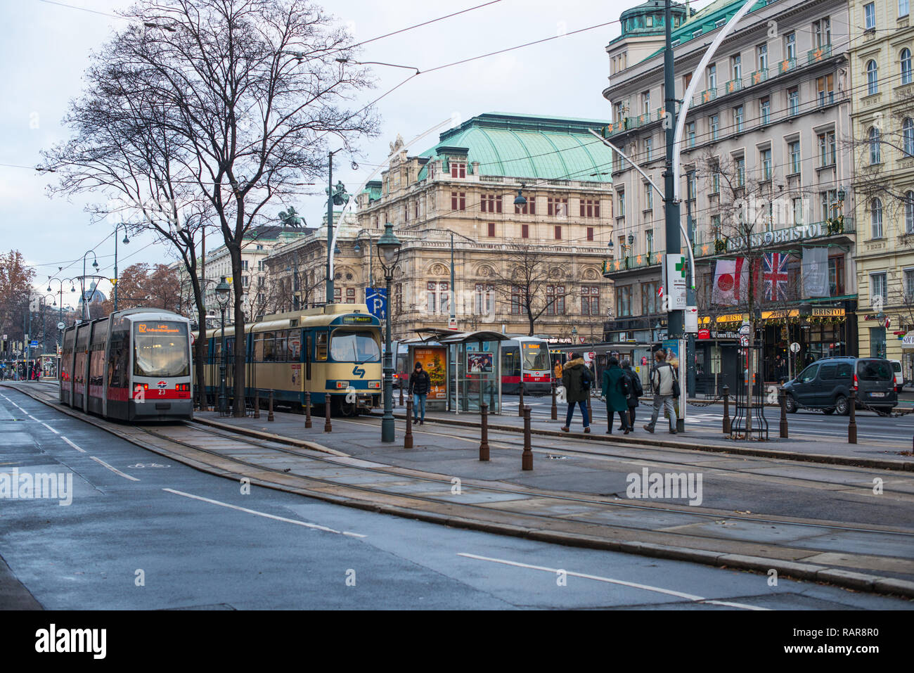 trams pass the State Opera House on Ringstrasse, Vienna, Austria Stock ...