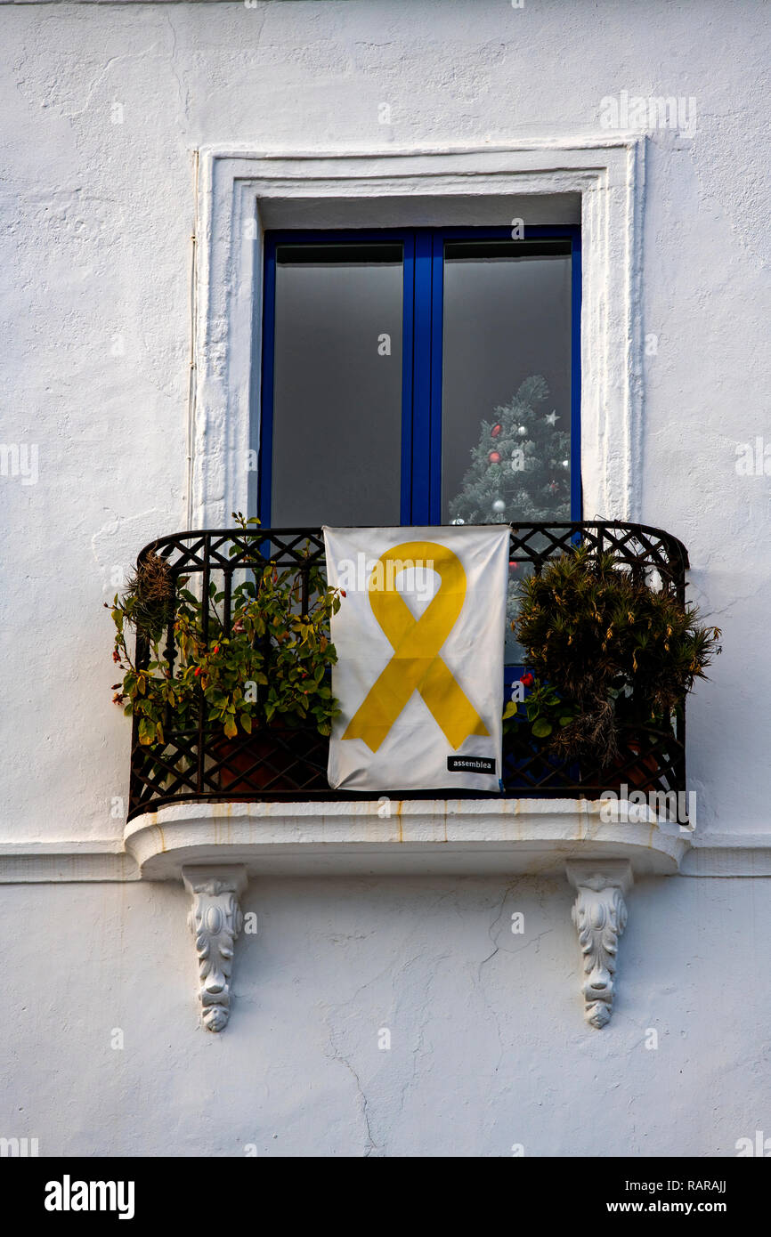 They yellow ribbon is the sign by Supporters seeking Catalonia's ...