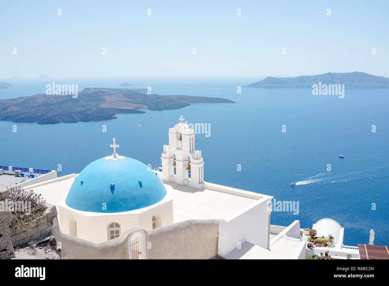 Blue window in santorini hi-res stock photography and images - Alamy