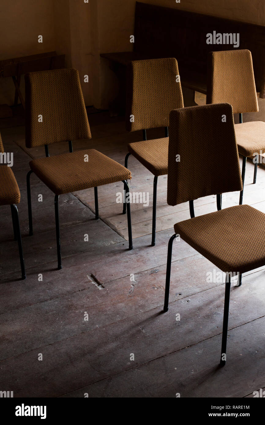 Empty church seats hi-res stock photography and images - Alamy