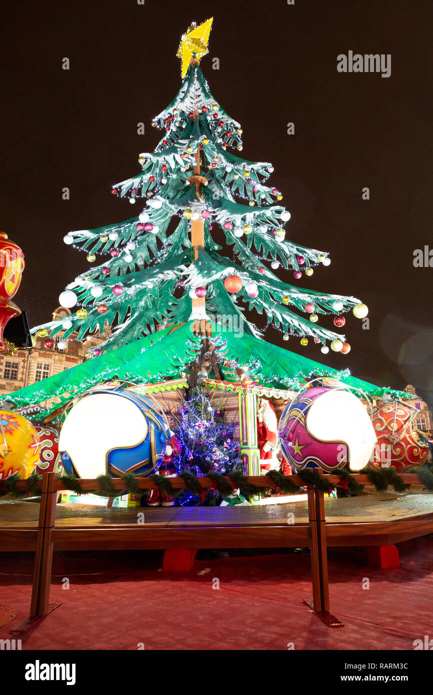 Christmas tree at the Christmas Market (Marché de Noël) in Arras ...