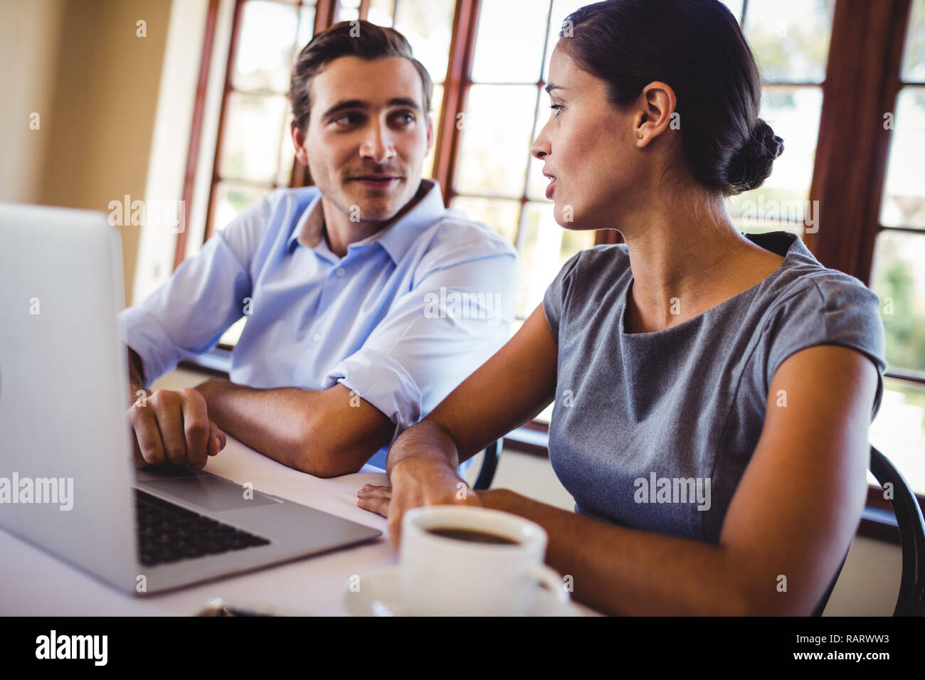 Business people talking close hi-res stock photography and images - Alamy