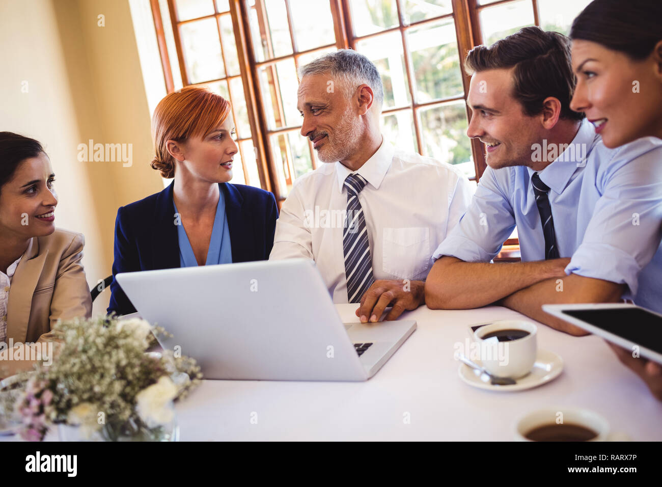 People talking table hi-res stock photography and images - Alamy