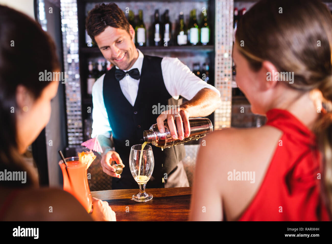Bartender pouring liquor hi-res stock photography and images - Alamy