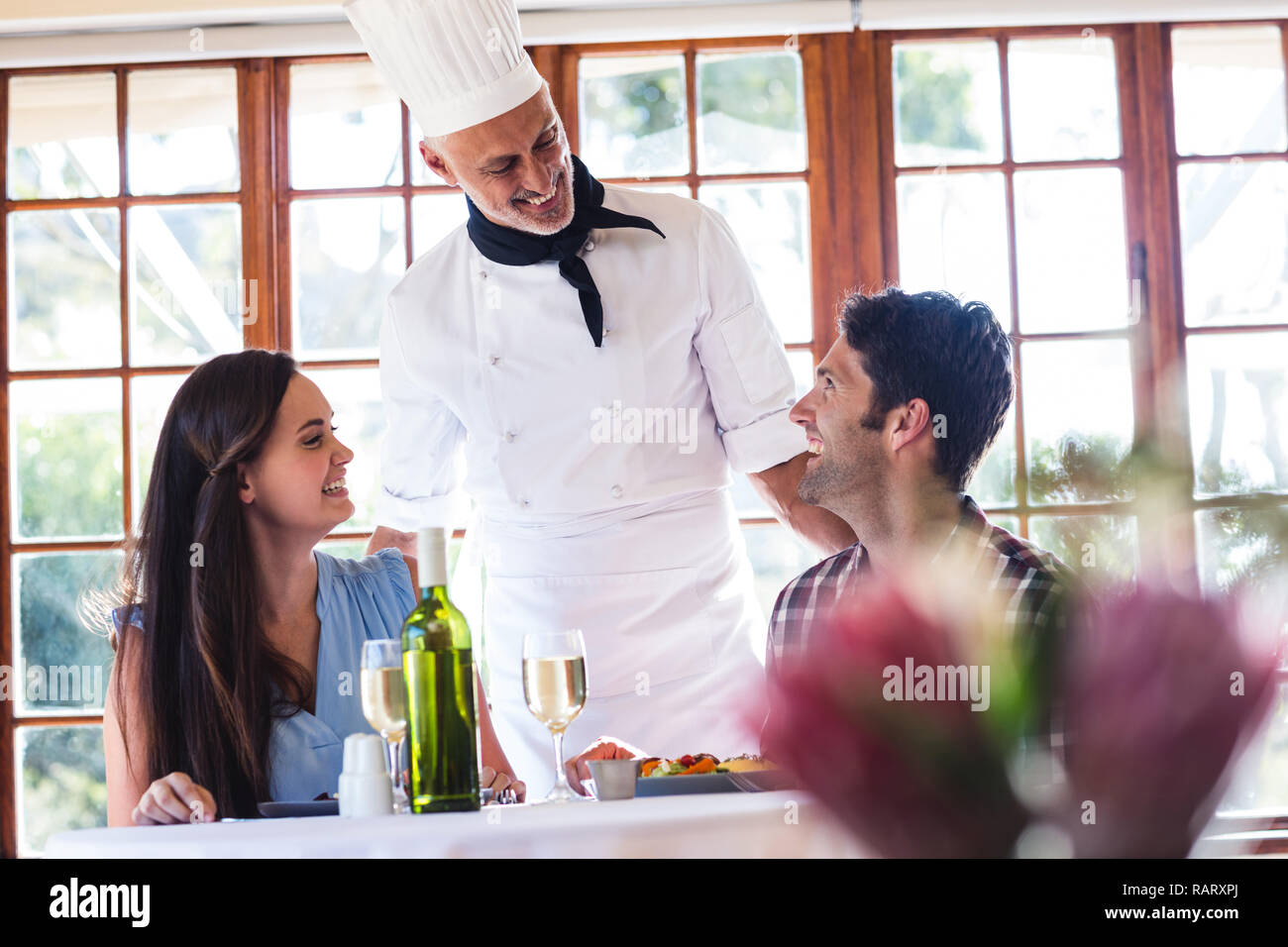 Chef restaurant customer hi-res stock photography and images - Alamy