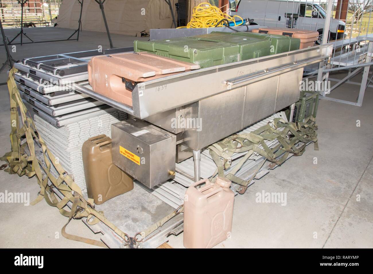 Single pallet expeditionary kitchen hi-res stock photography and images ...
