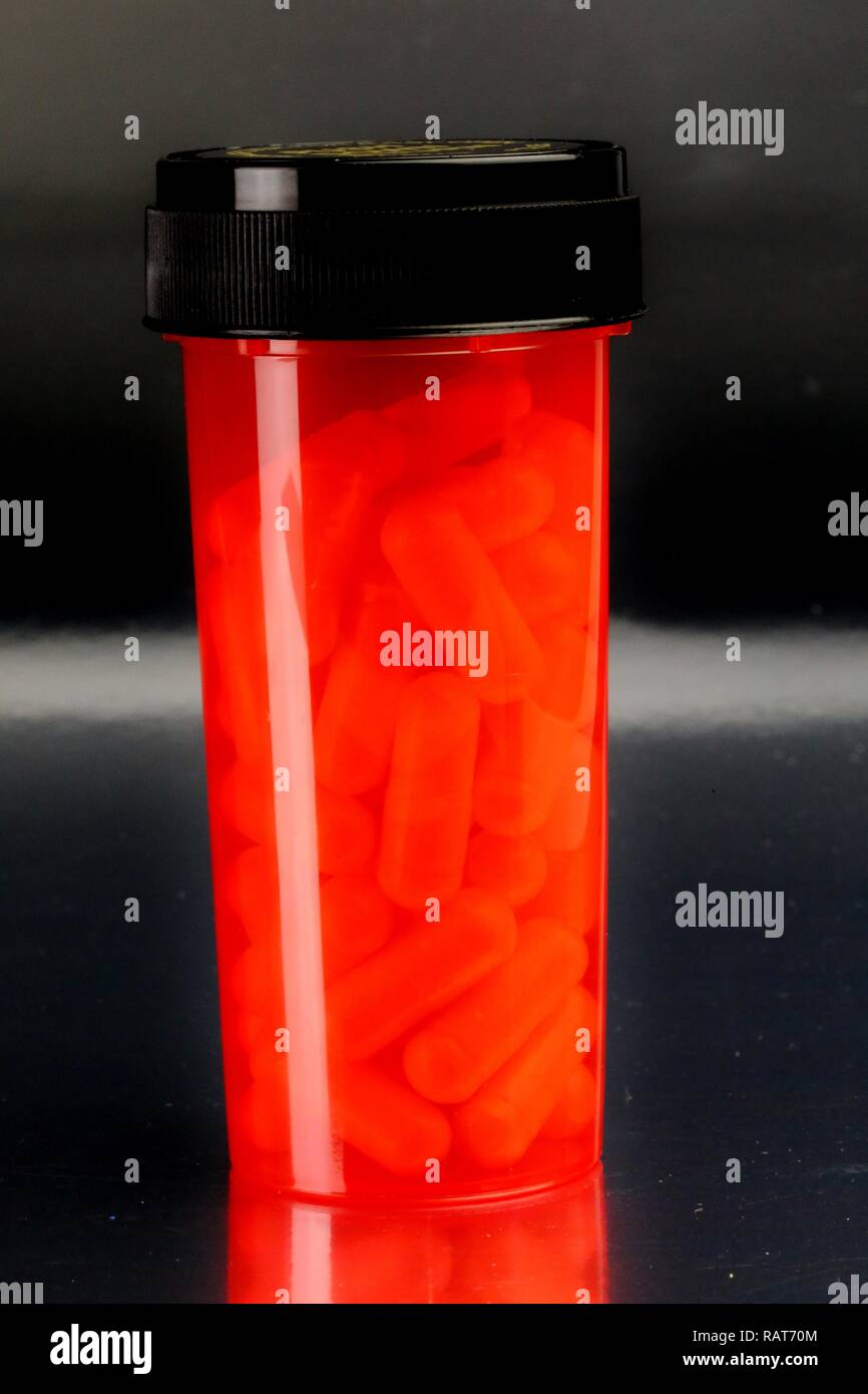 Red pill bottle hi-res stock photography and images - Alamy