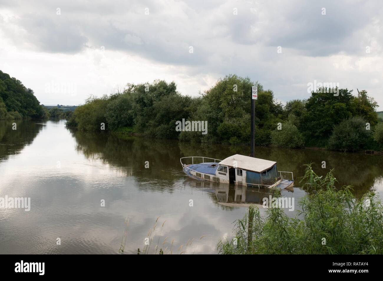 Boat sinking hi-res stock photography and images - Alamy